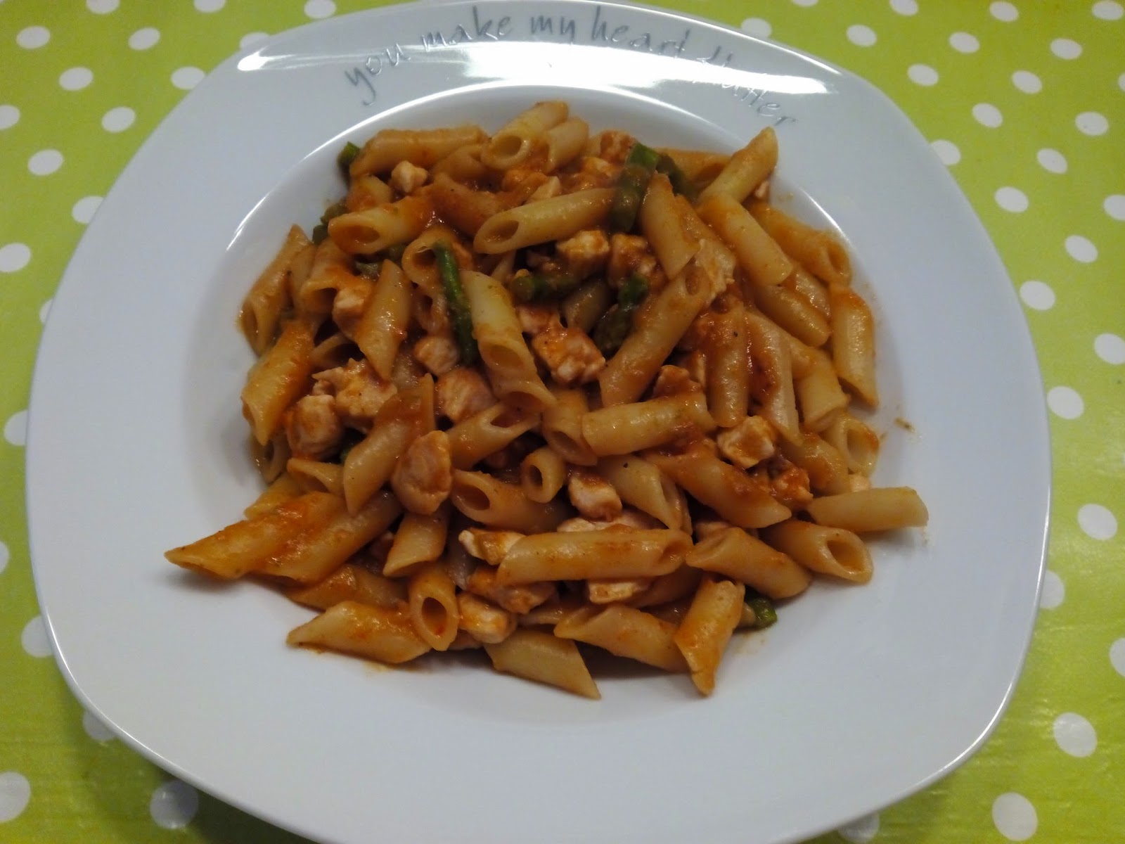 Macarrones con pollo y tomate (Aprovechamiento)